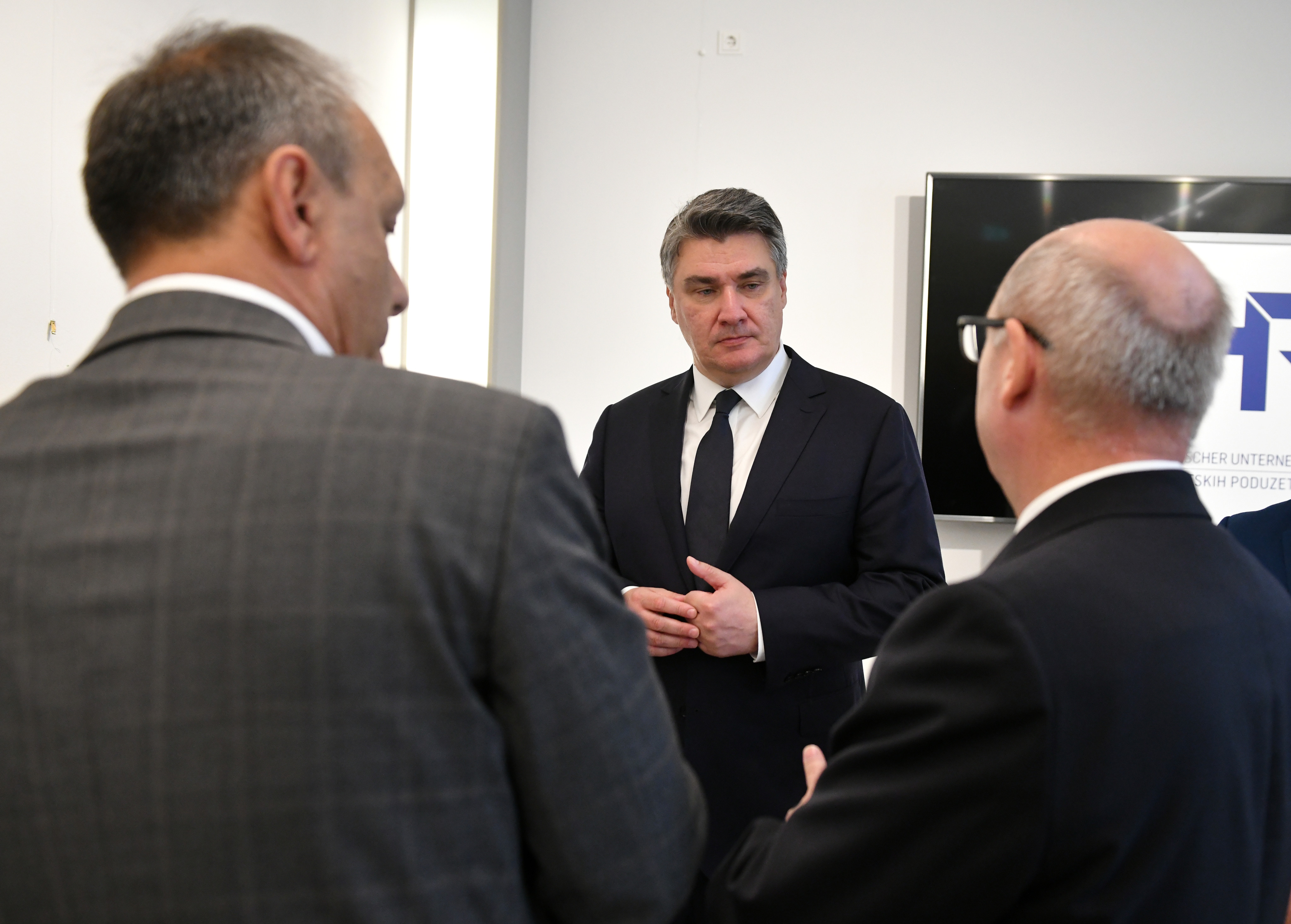 Predsjednik Milanović susreo se s Udrugom hrvatskih poduzetnika iz Beča ... Predsjednik Milanović susreo se s Udrugom hrvatskih poduzetnika iz Beča ...