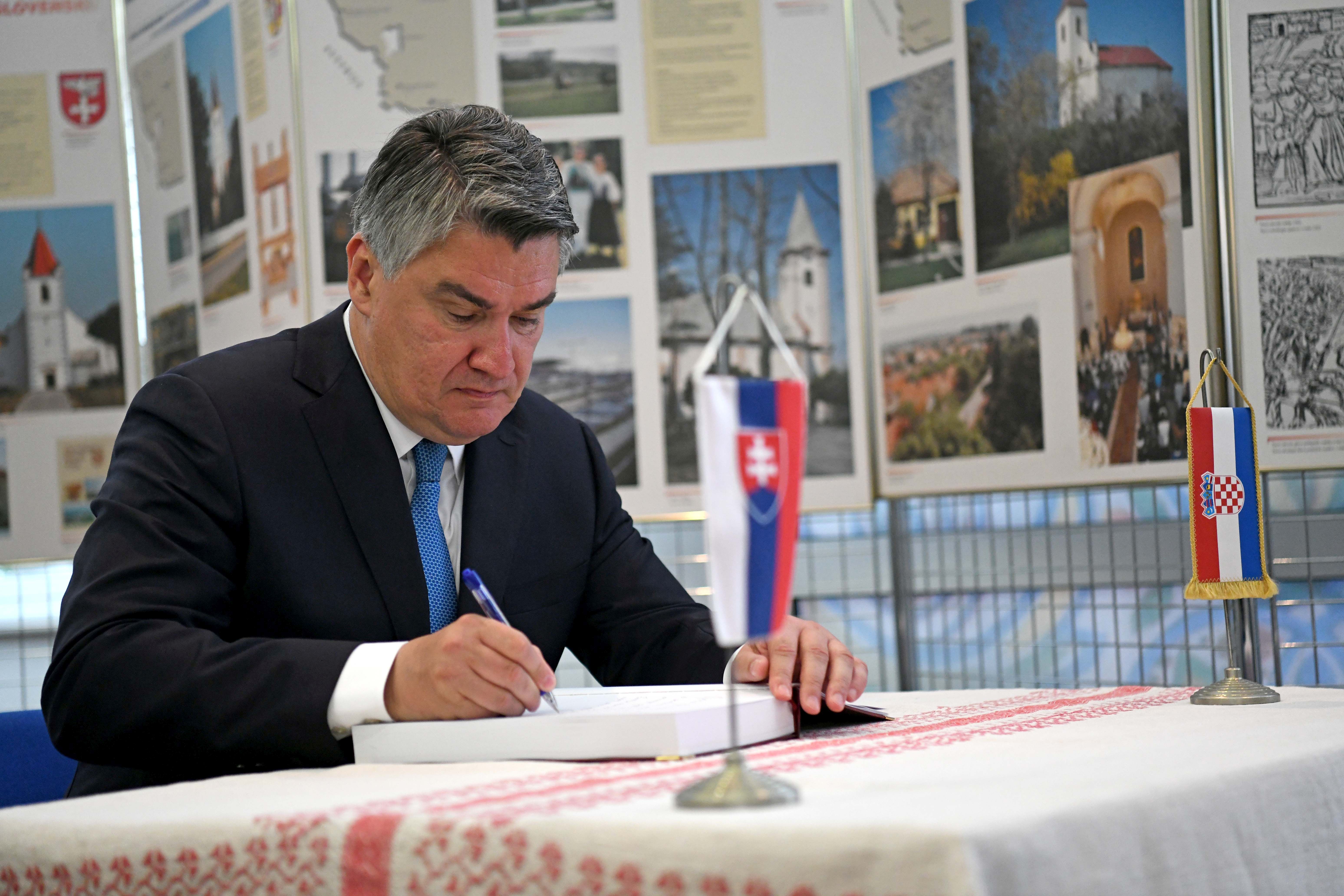 Predsjednik Milanović susreo se s predstavnicima hrvatske manjine u ... Predsjednik Milanović susreo se s predstavnicima hrvatske manjine u ...