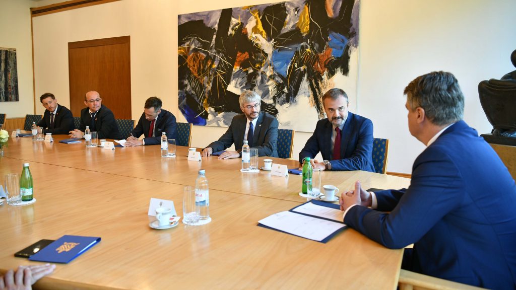 Predsjednik Milanović primio predstavnike Hrvatskog akademskog ...