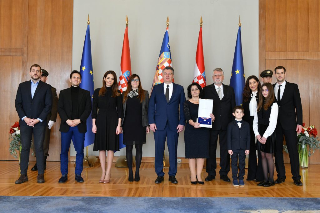 Predsjednik Milanović odlikovao glavnu tajnicu Ureda predsjednika ... Predsjednik Milanović odlikovao glavnu tajnicu Ureda predsjednika ...