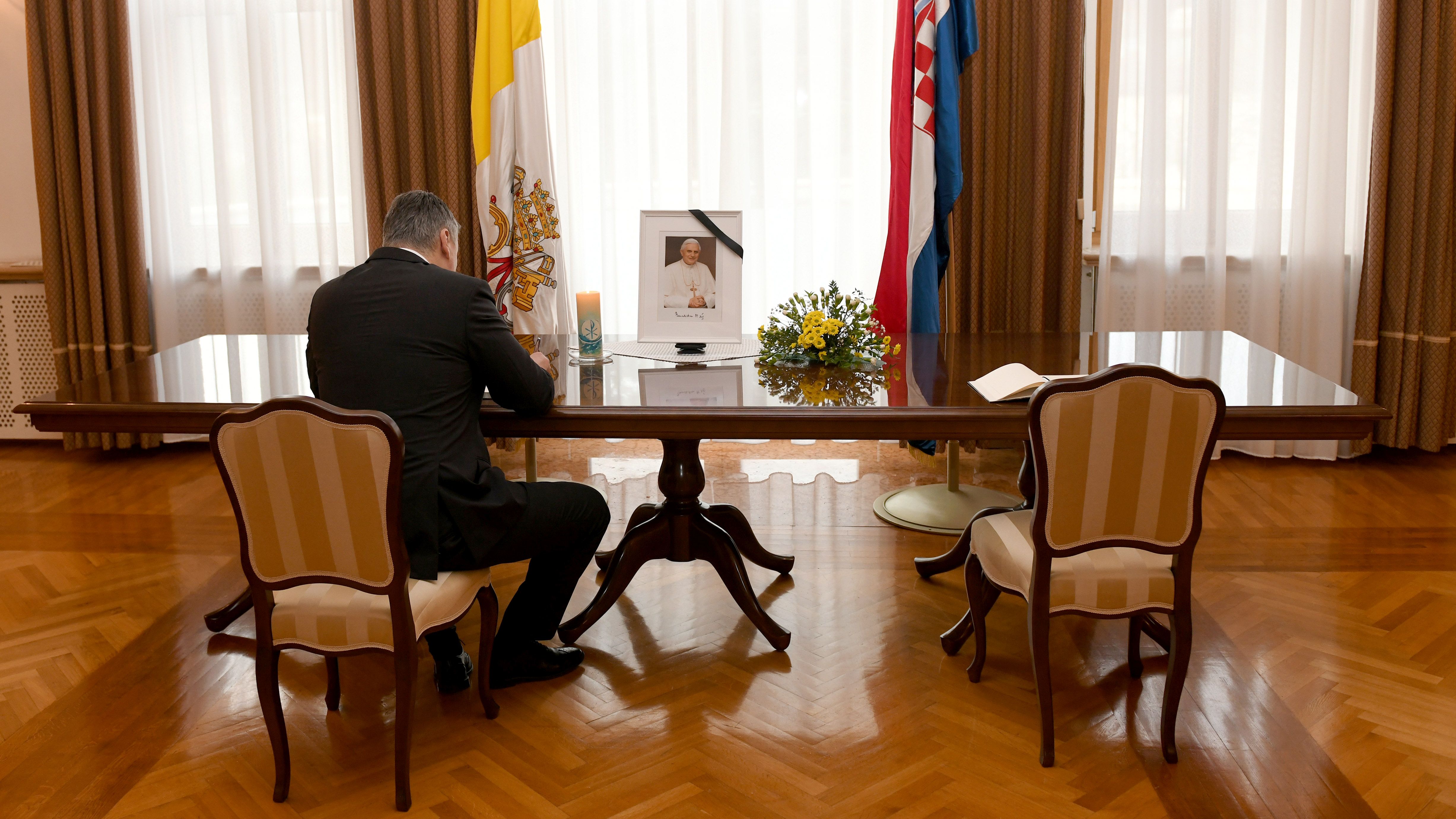 Predsjednik Milanović upisao se u knjigu žalosti povodom smrti pape u ...