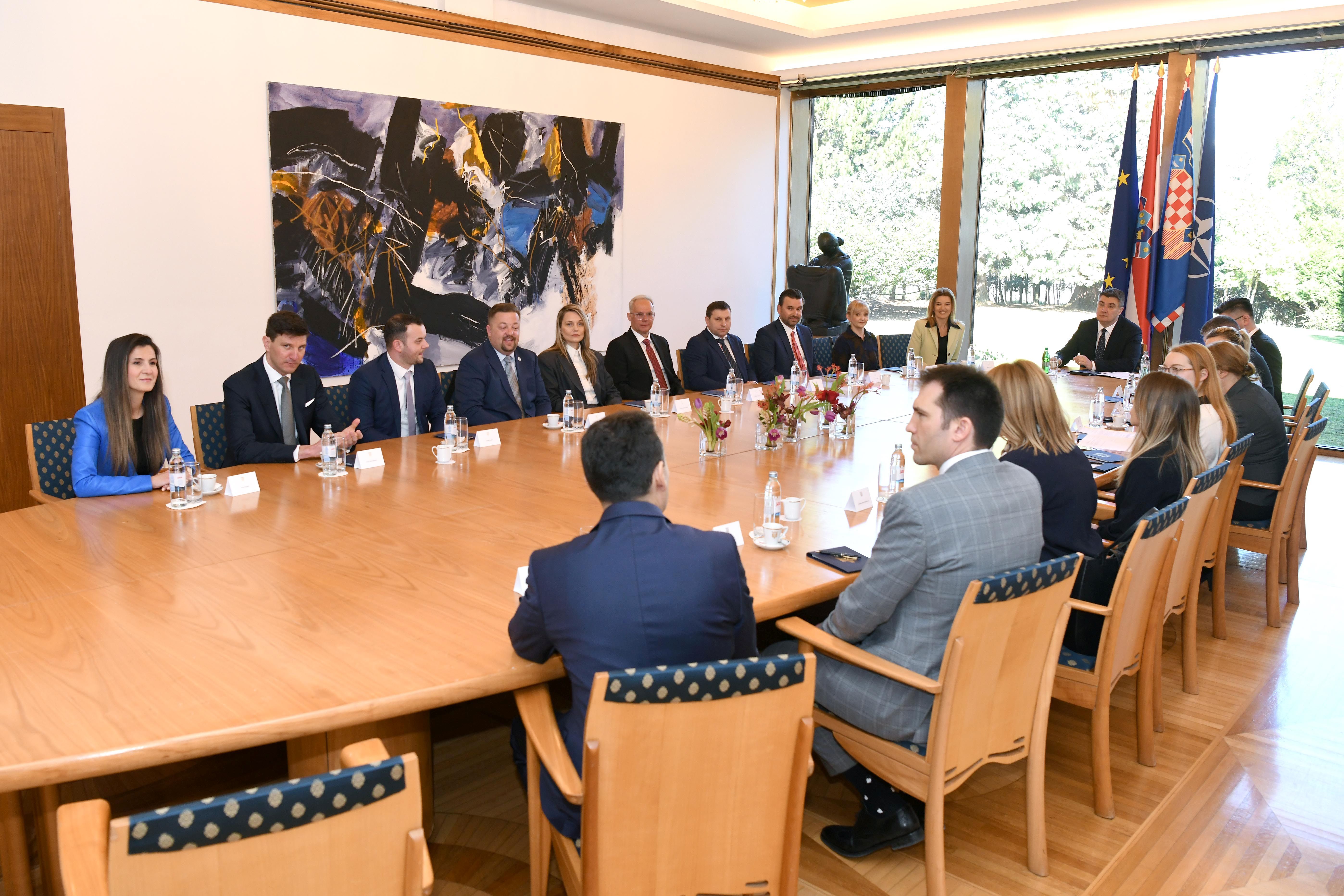 Predsjednik Milanović primio dobitnike godišnjih nagrada Hrvatskog ...