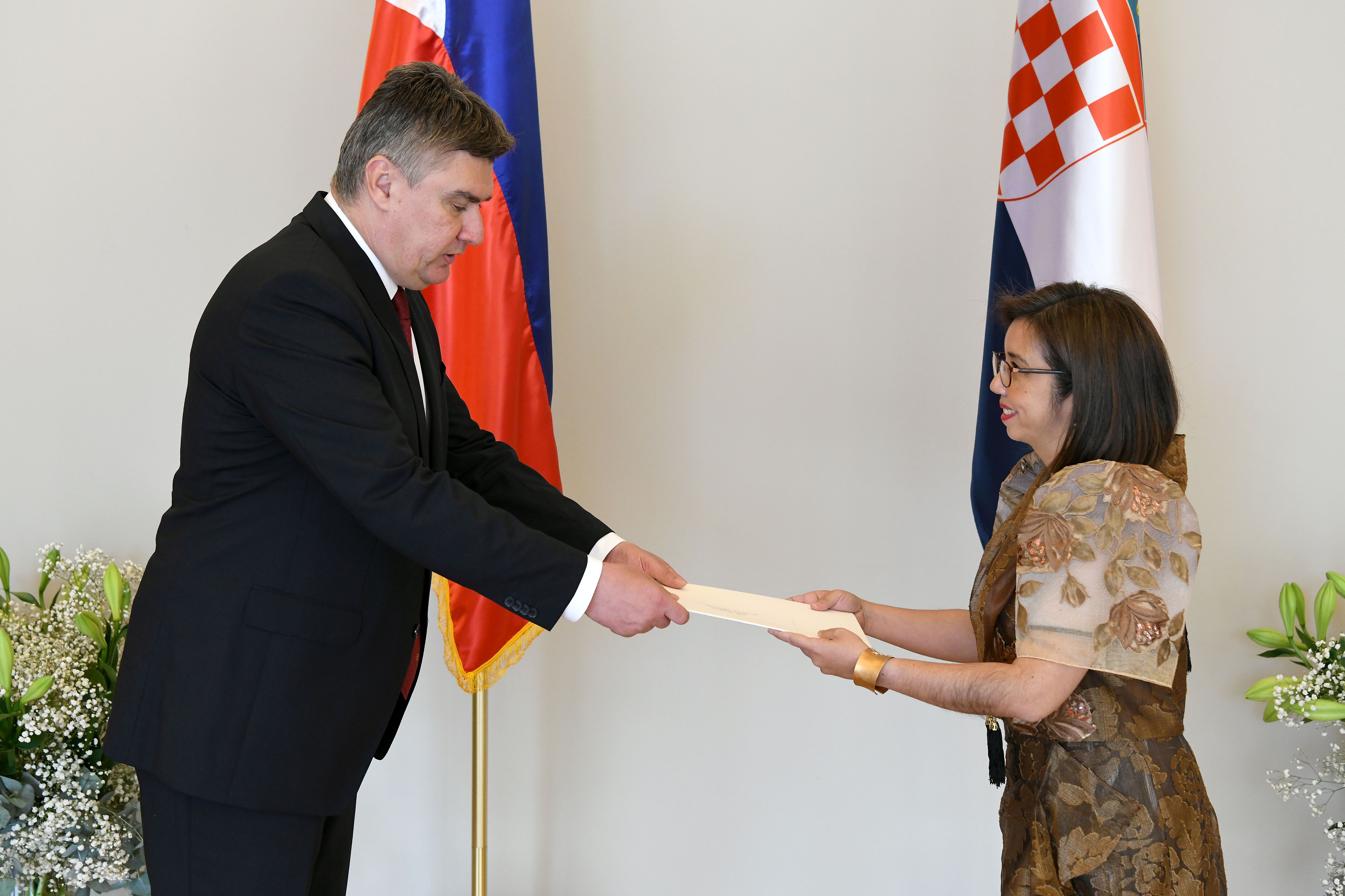 Ambassador of the Republic of the Philippines Presents Credentials to ...