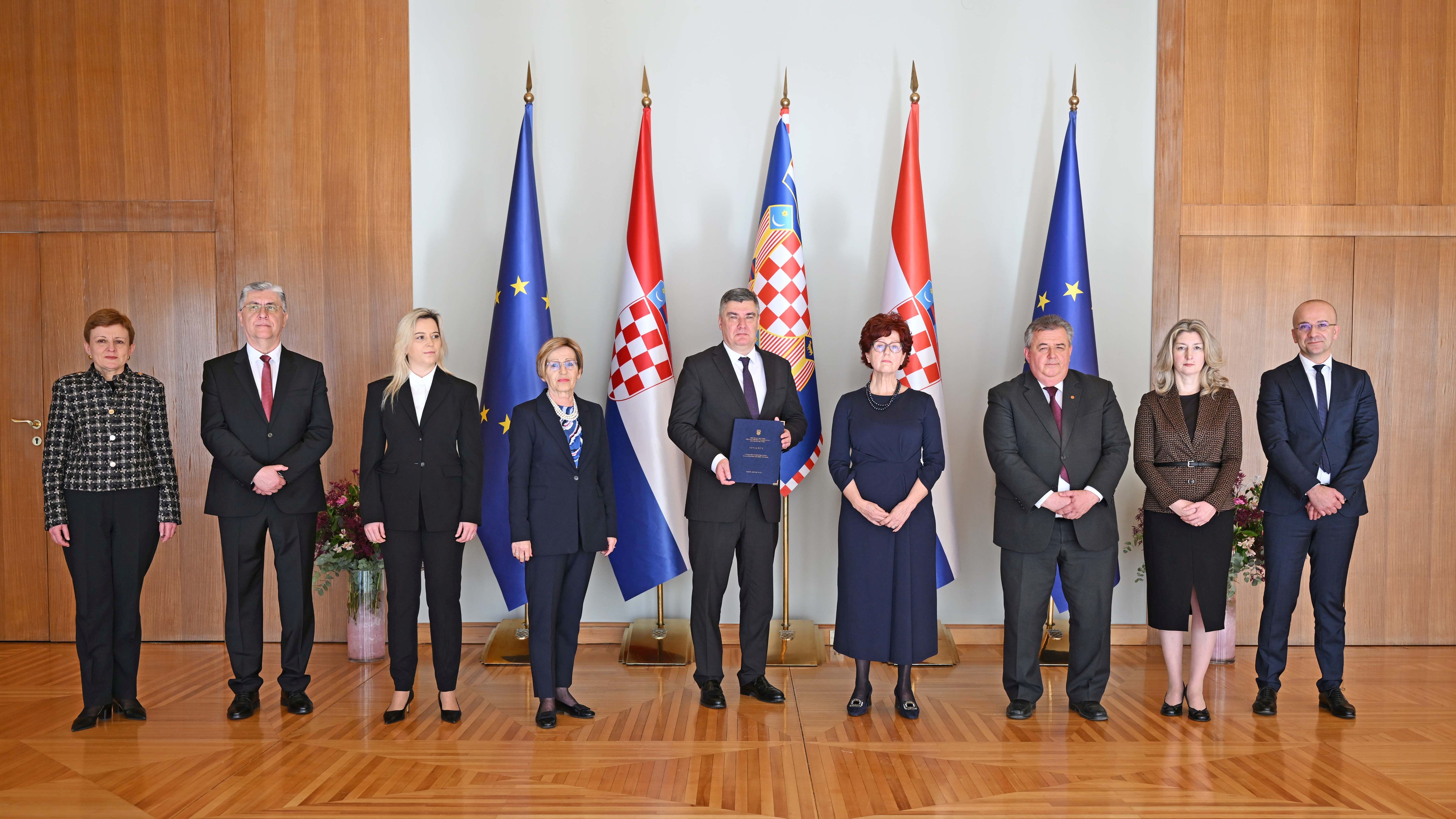 Državno izborno povjerenstvo uručilo je predsjedniku Milanoviću Izvješće o Konačnim rezultatima ...